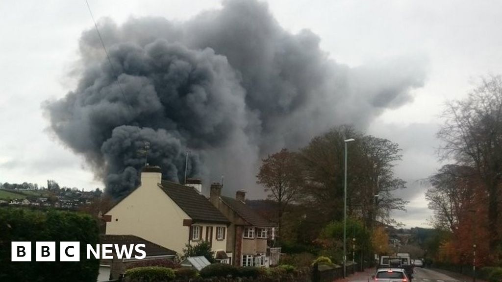 Scrapyard blaze at Radstock leaves 145 cars on fire - BBC News