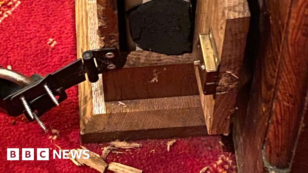 Dean of Guernsey condemns theft of church donations - BBC News