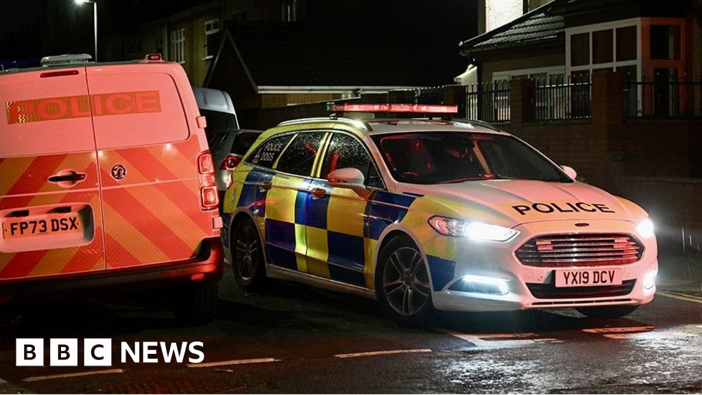Three people arrested over Cleethorpes street shooting - BBC News