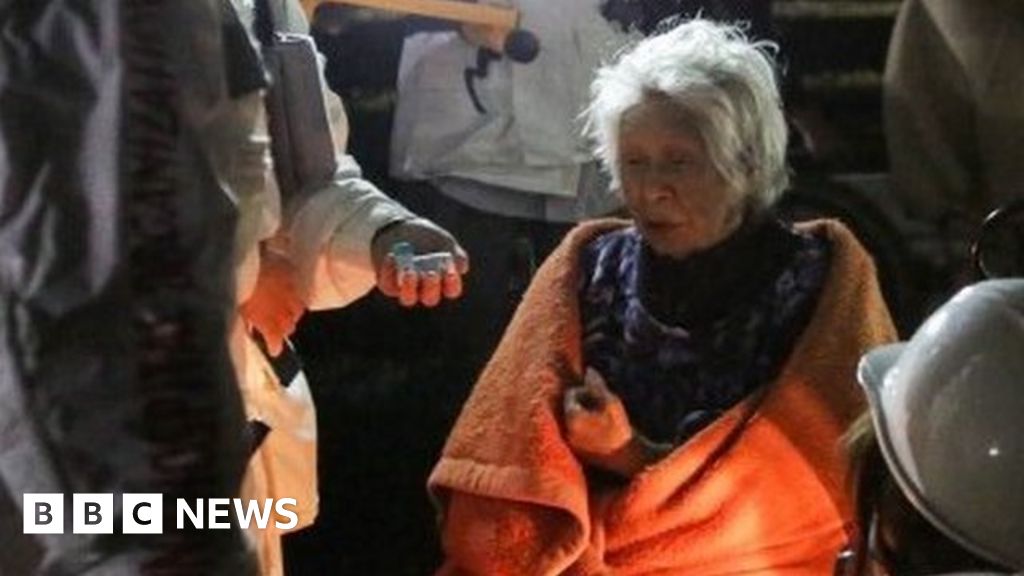 Fear in Japan after new earthquake rocks Kumamoto - BBC News