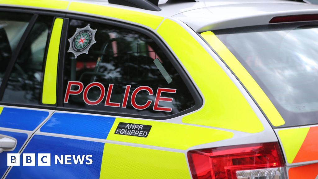 Banbridge: Suspected pipe bomb found in Lenaderg Road