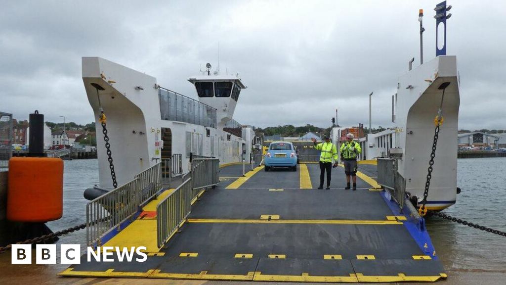Isle of Wight chain ferry: Service resumes in time for yacht race - BBC ...
