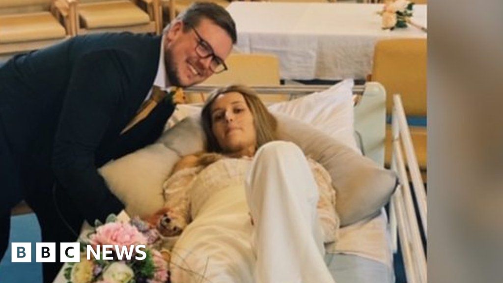 Southampton hospital wedding for terminally ill cancer patient - BBC News