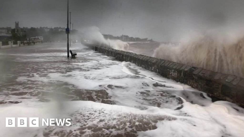 Storm Callum batters south-west England coastline - BBC News