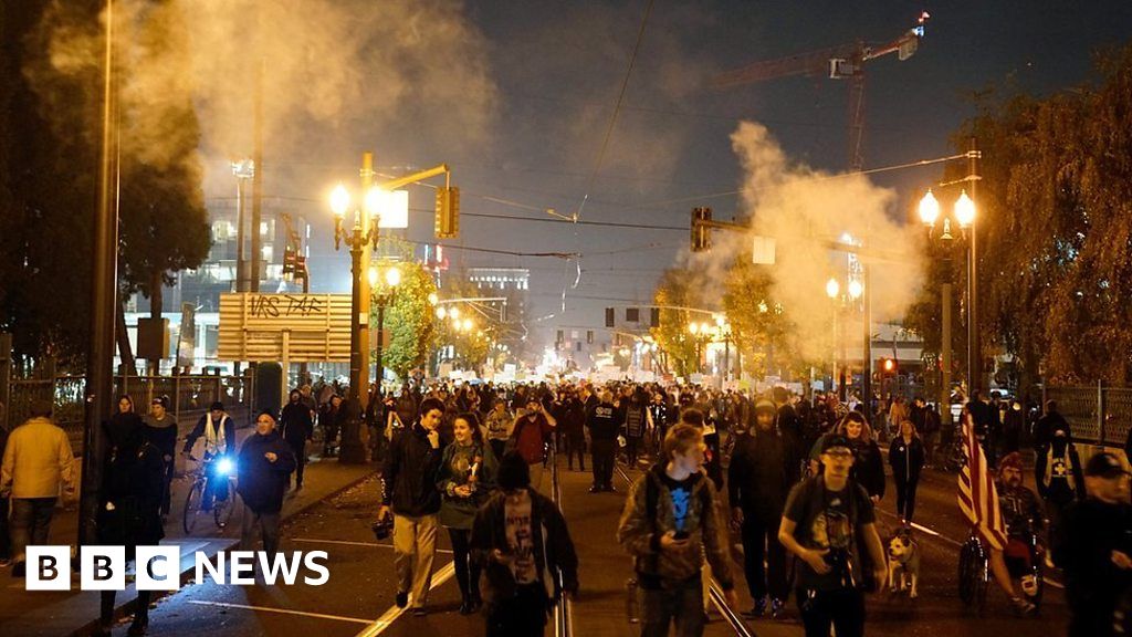 Police clash with anti-Trump protesters in Oregon - BBC News