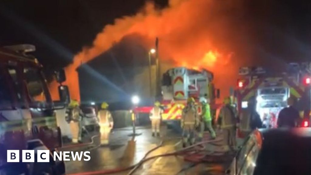 Fareham fire: Osborne View pub staff evacuated from pub - BBC News
