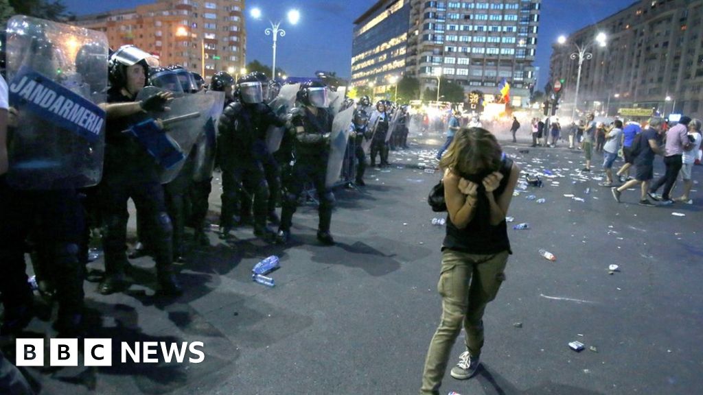Romanian police clash with anti-government protesters - BBC News