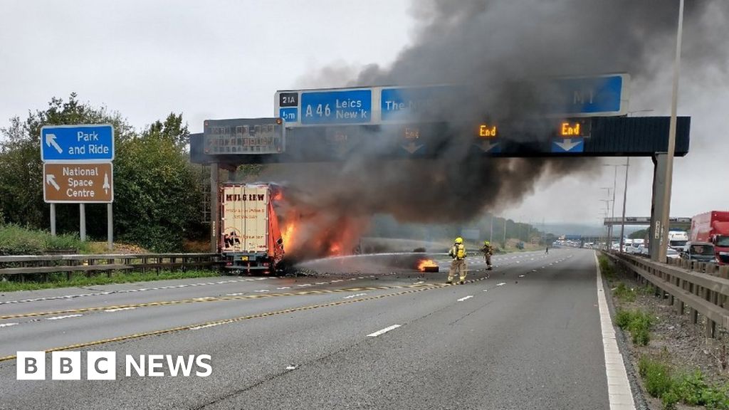 Lorry fire closes M1 northbound in Leicestershire - BBC News