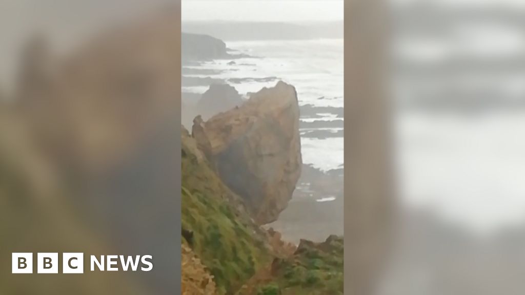Cornwall cliff collapse caught on camera - BBC News