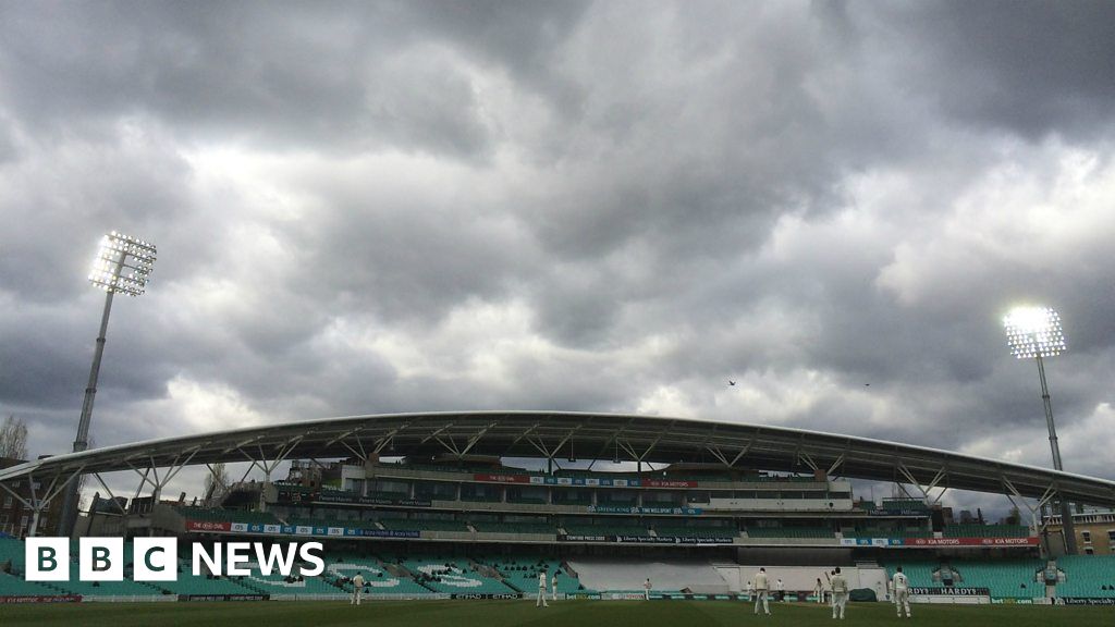 Supporters braving the winter weather to watch cricket - BBC News