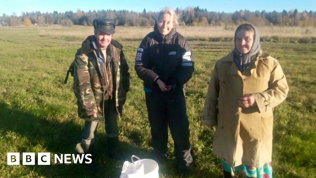 'Human swan' injured in Russia during field take-off - BBC News
