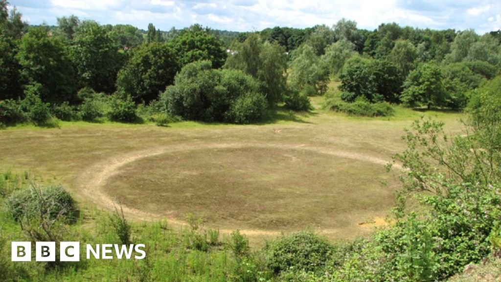 Holton Pits: Community group raises £180k to buy disused quarry - BBC News