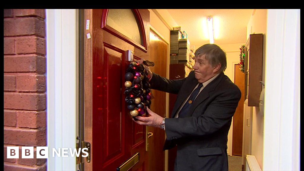 Wreath ban for council flat tenants in Devon - BBC News