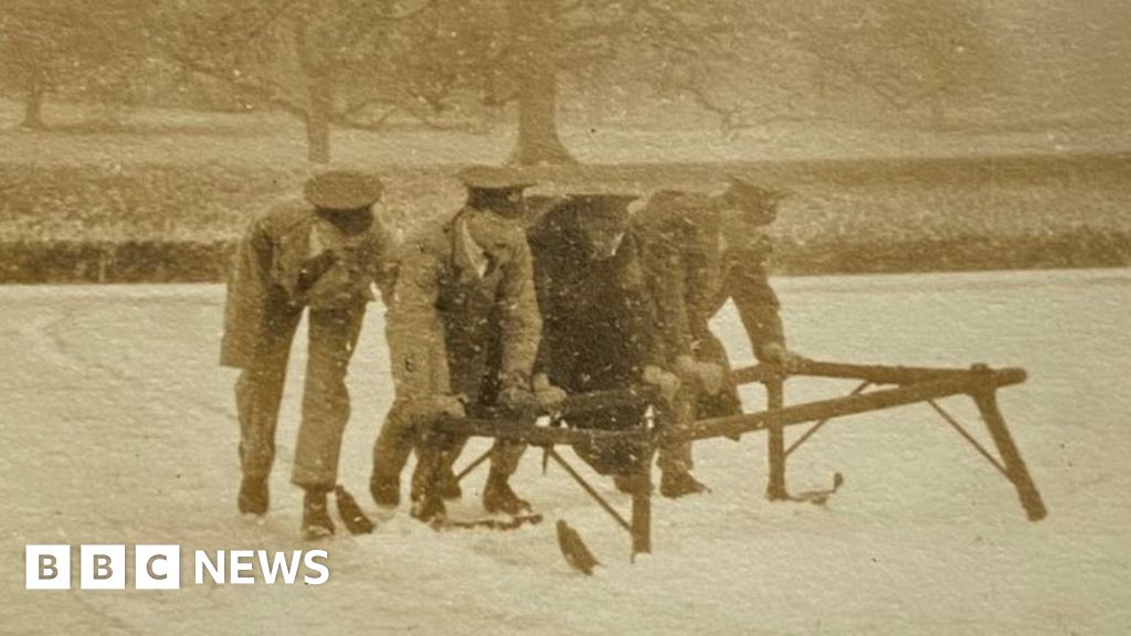 Longleat photos show WW1 soldiers on frozen lake - BBC News
