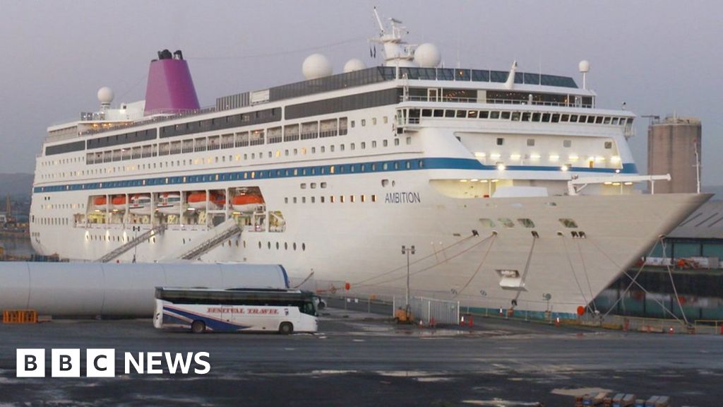 Last 50 Ukrainians to leave Glasgow cruise ship - BBC News