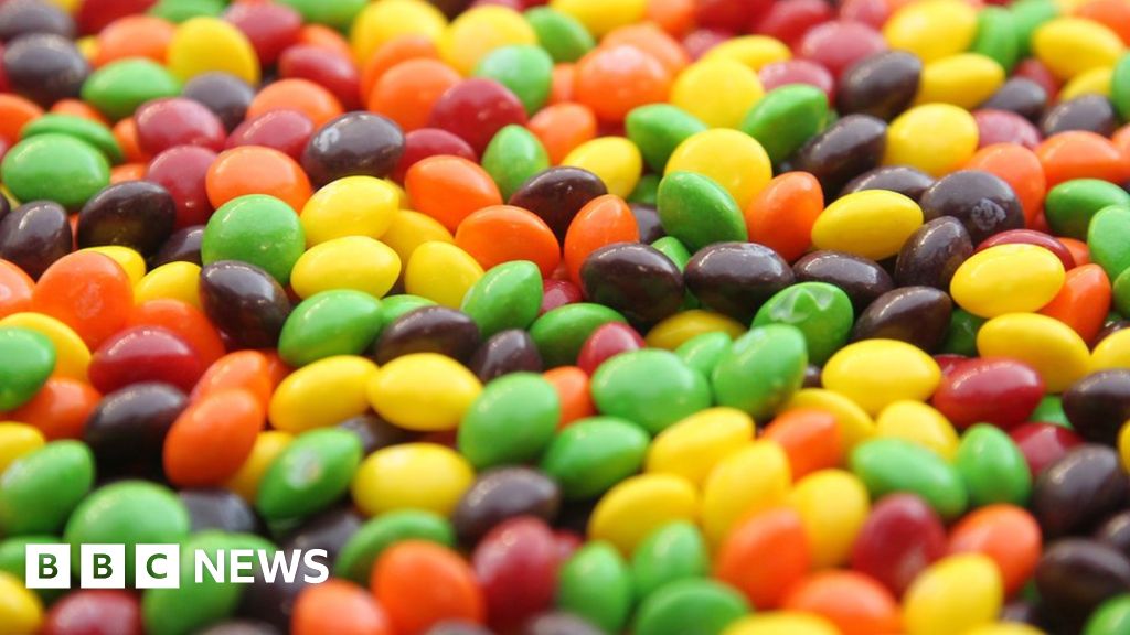 Some US farmers are 'feeding cows Skittles' - BBC News