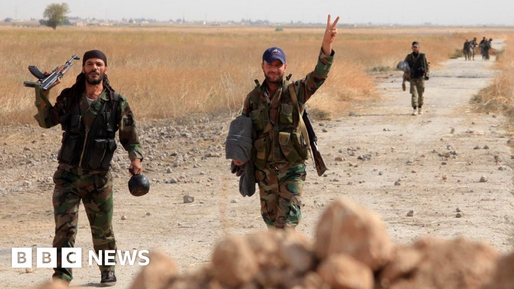 Syria conflict: 'Thousands flee Aleppo offensive' - BBC News