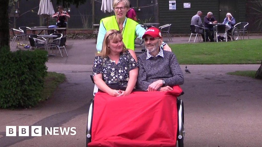 Bury St Edmunds rickshaws aim to tackle loneliness - BBC News
