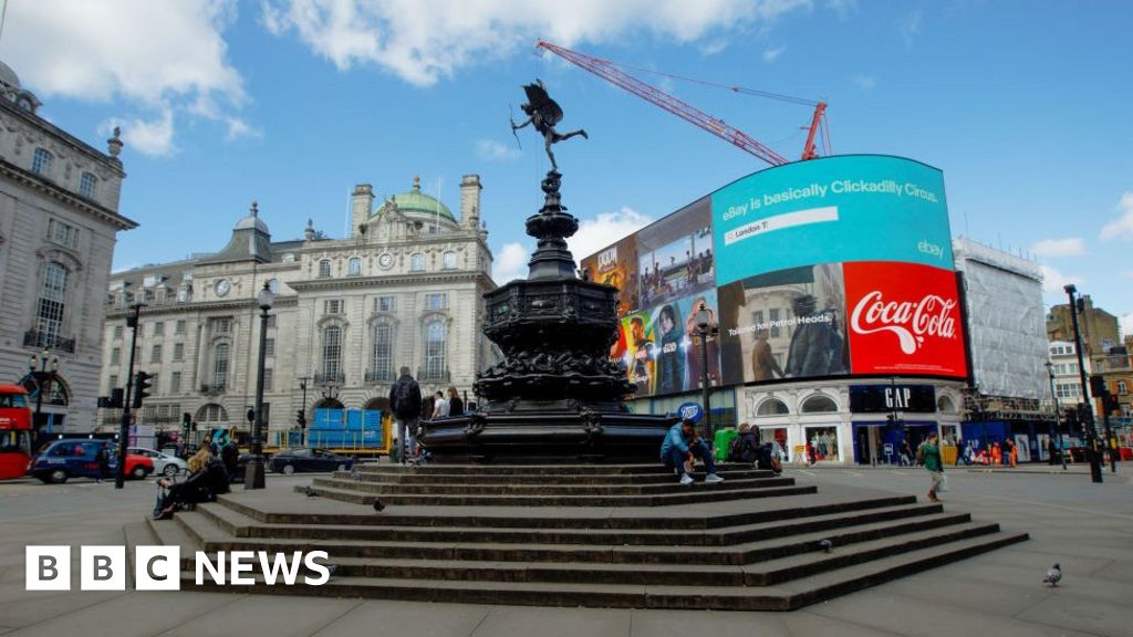 Man climbs famous Eros statue in London's Piccadilly Circus - BBC News