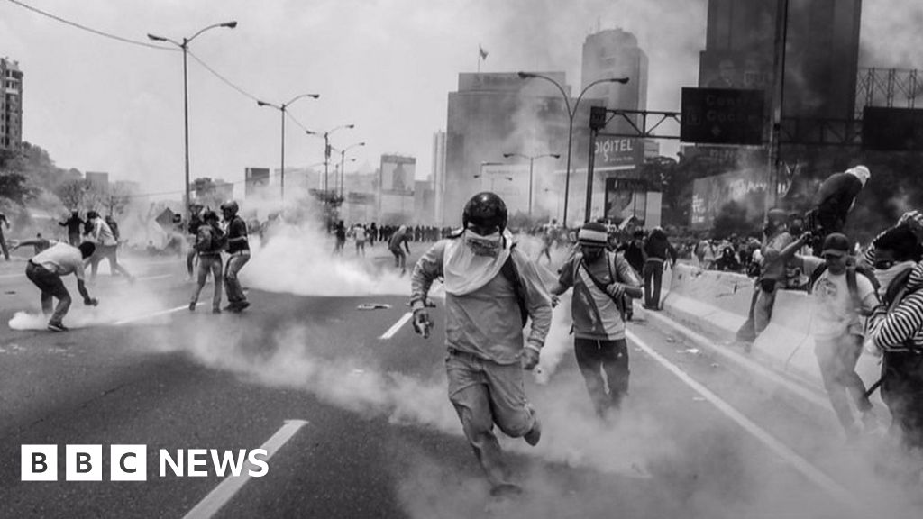 On the front line of Caracas protests - BBC News