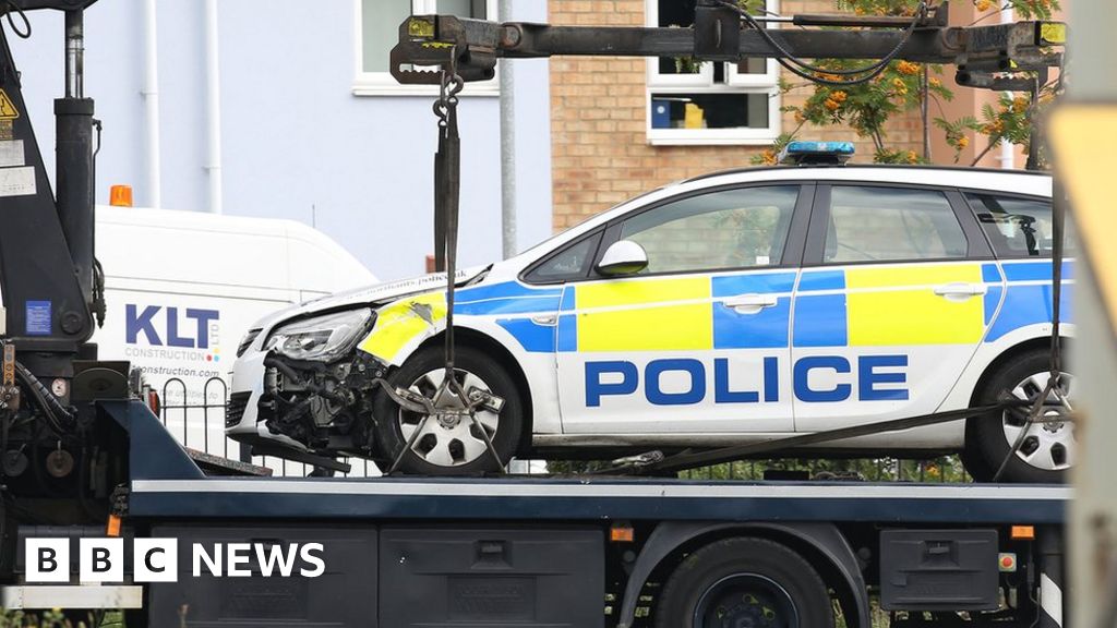 Northampton: Pedestrian killed in police car crash - BBC News