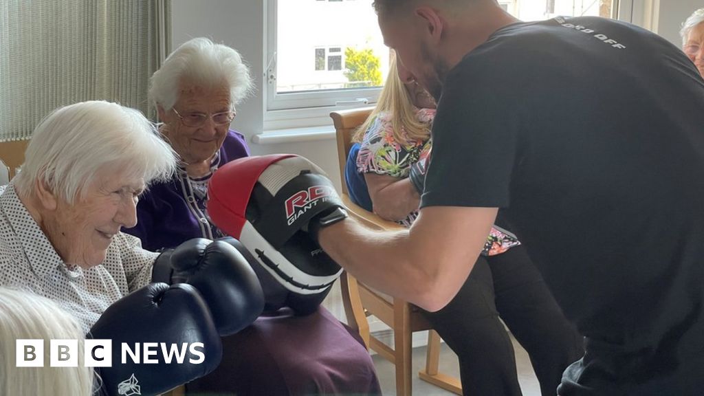 Trainer taking boxing classes into Jersey care homes - BBC News