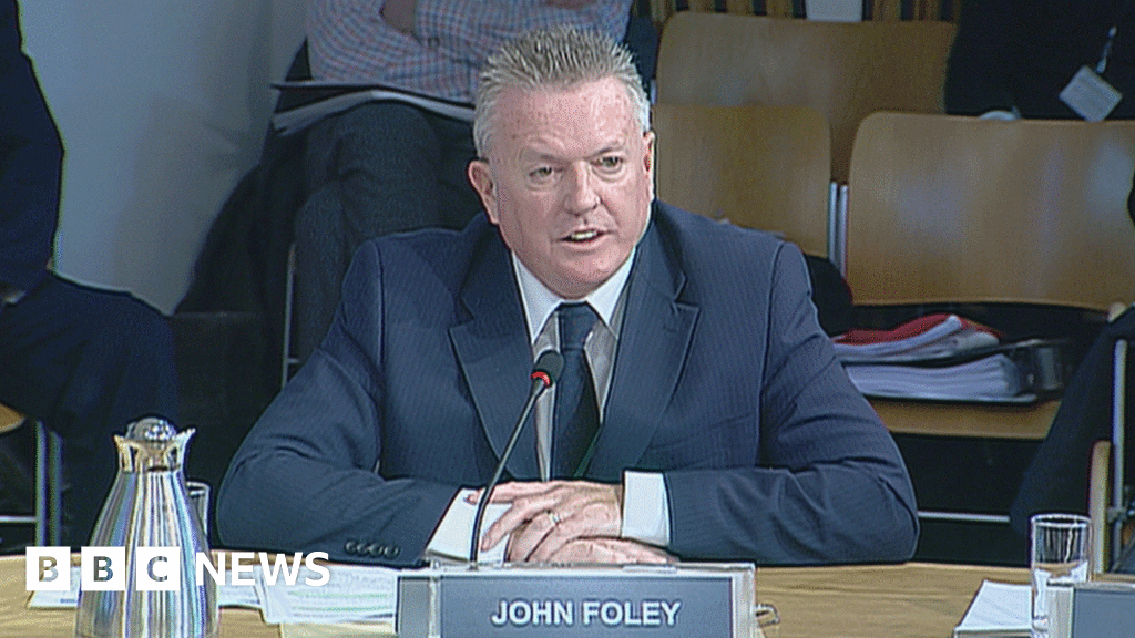 Scottish police authority chief executive retires - BBC News