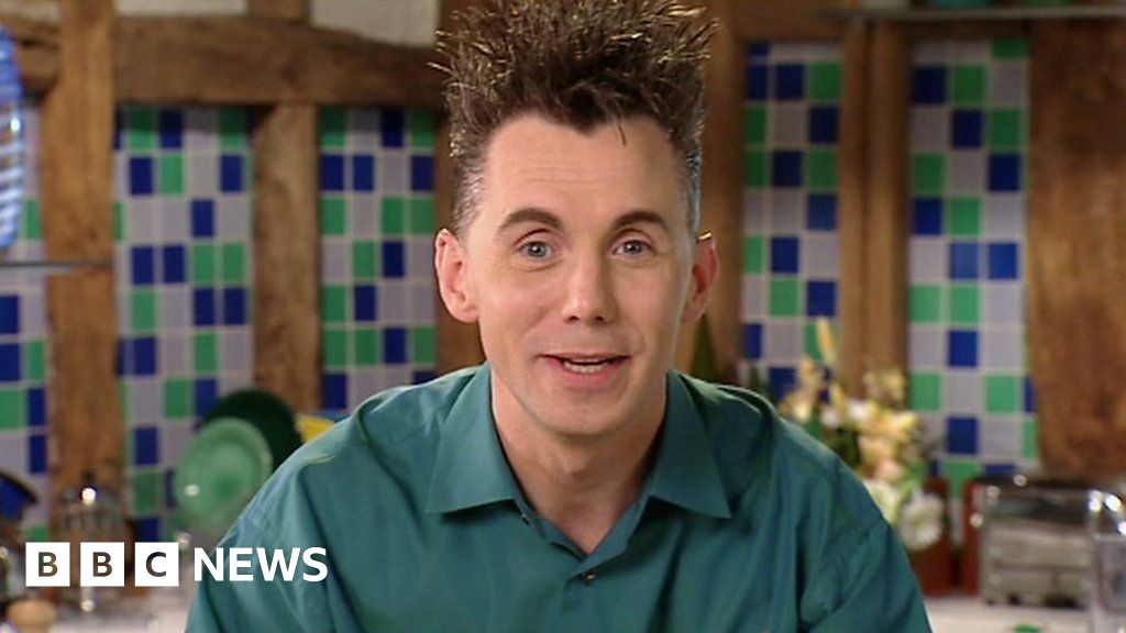 Gary Rhodes death: Chef makes a classic British pudding in 1999 - BBC News