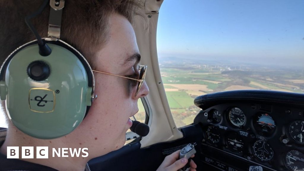 Trainee pilots count cost of Tayside flight school collapse - BBC News