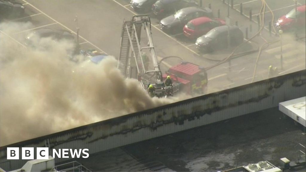 Firefighters tackle blaze at Asda supermarket in Luton - BBC News