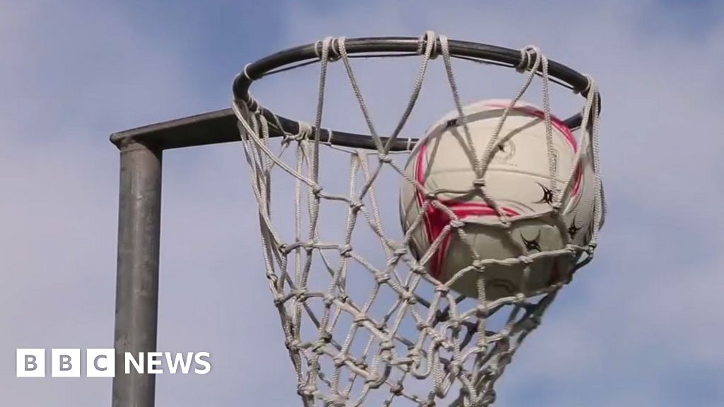 New Zealand police netball team stop fight, win game - BBC News