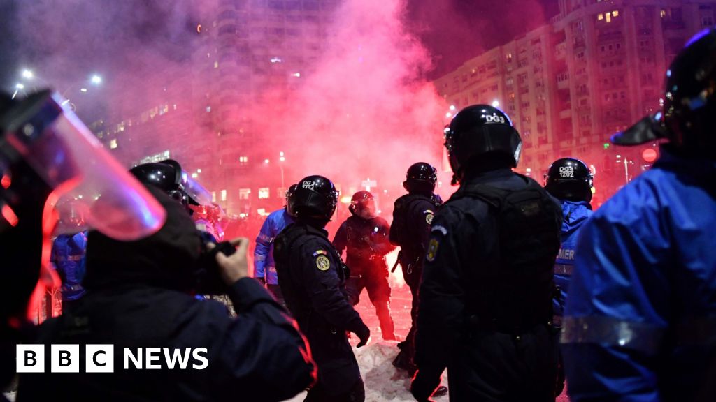 Romania protests grow over corruption decree - BBC News