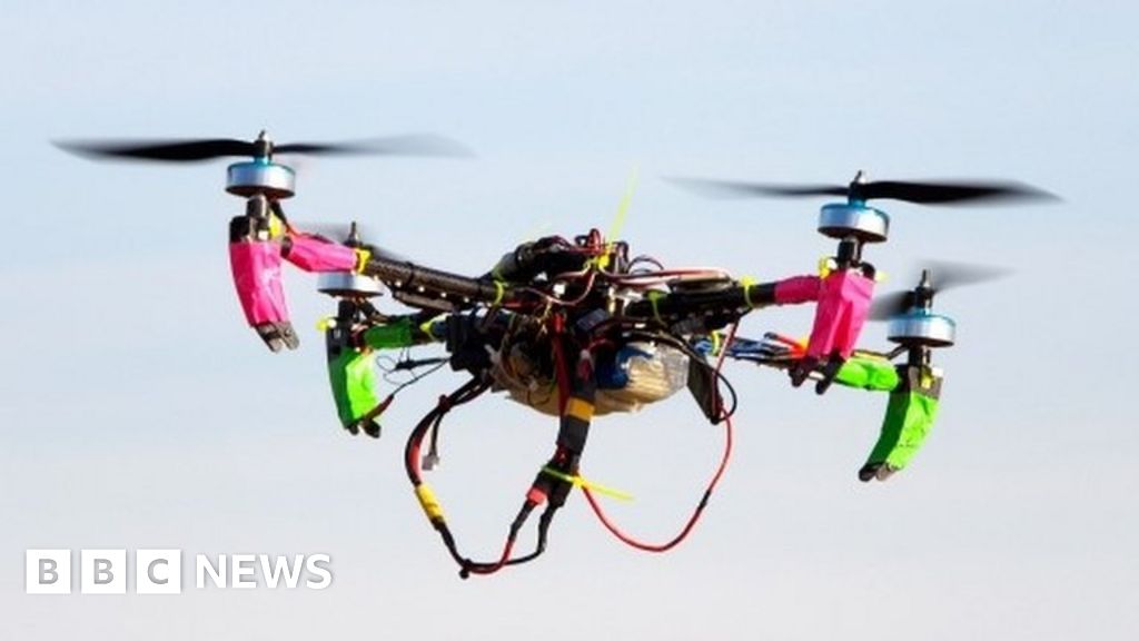 US drone owners encouraged to register online - BBC News