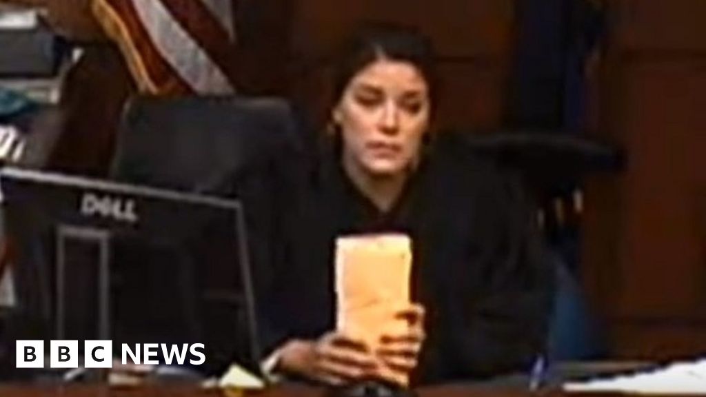 An American judge lets an inmate meet his newborn baby for the first ...