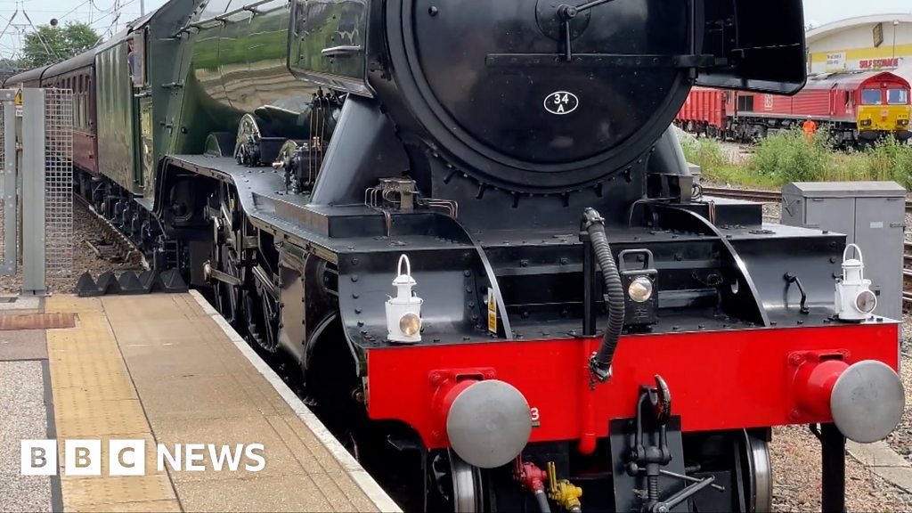 Flying Scotsman steams through East of England - BBC News