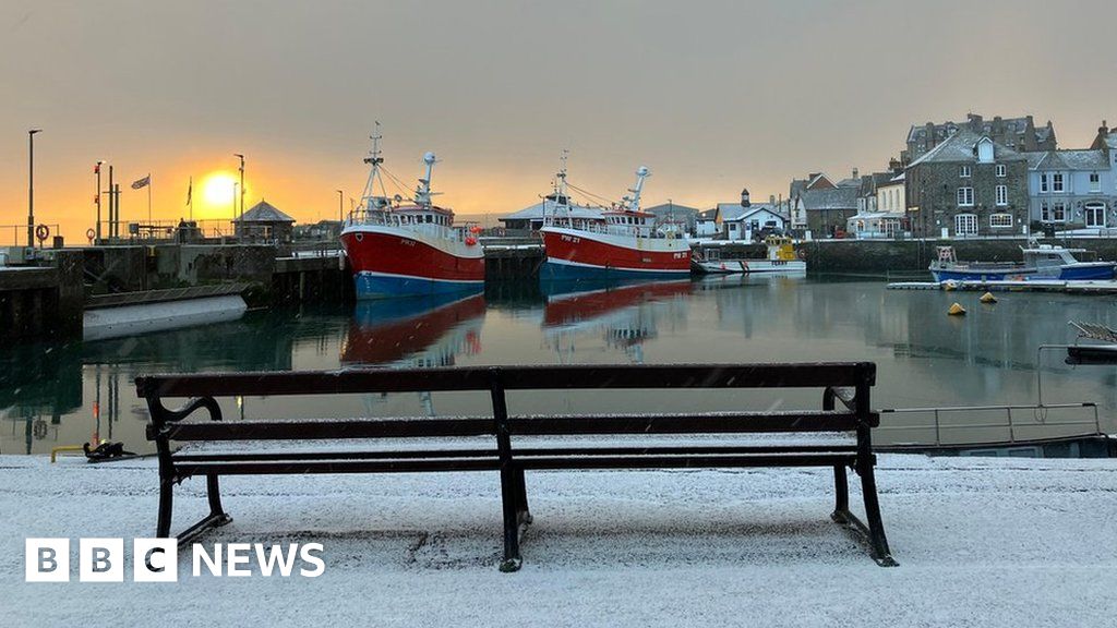Snow falls across Cornwall amid cold snap - BBC News