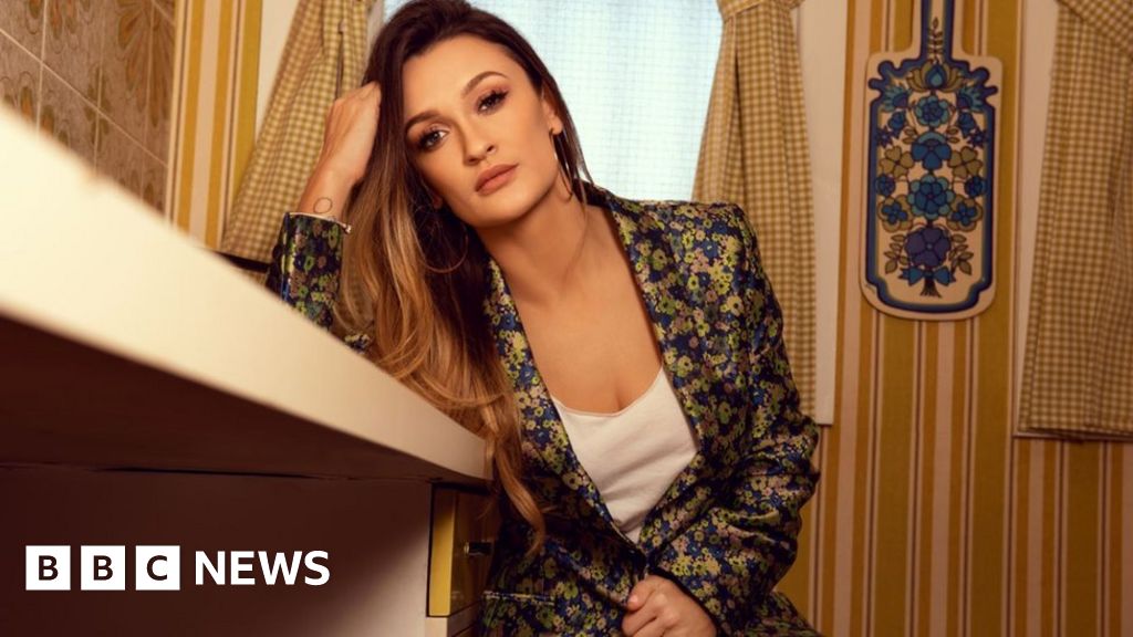 Georgia Box: Singer and footballer tells fans not to 'conform' - BBC News