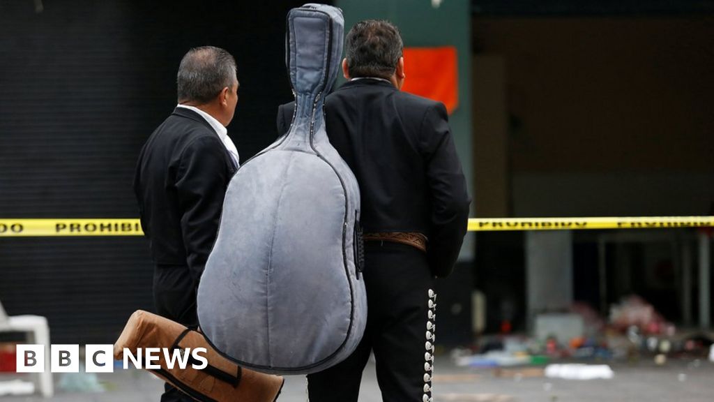 'Mariachi musician' gunmen kill three in Mexico City - BBC News