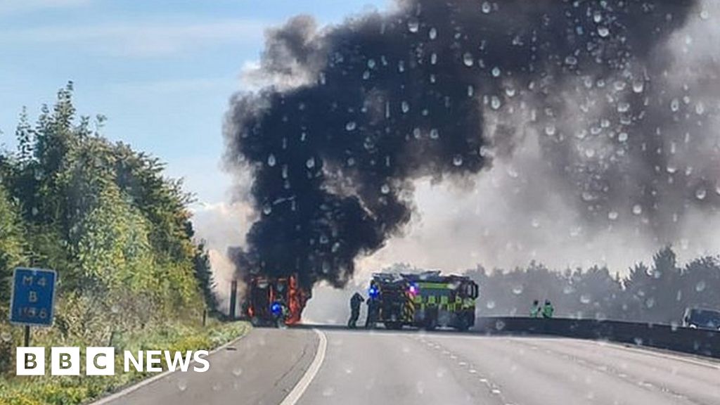 M4 lorry fire closes stretch of motorway in both directions - BBC News