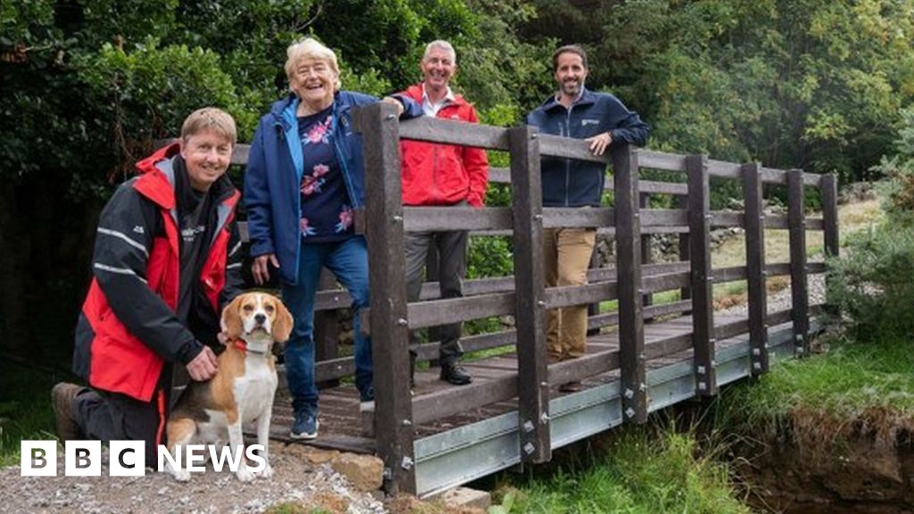 Recycled plastic bridge in Yorkshire Dales the 'county's first' - BBC News