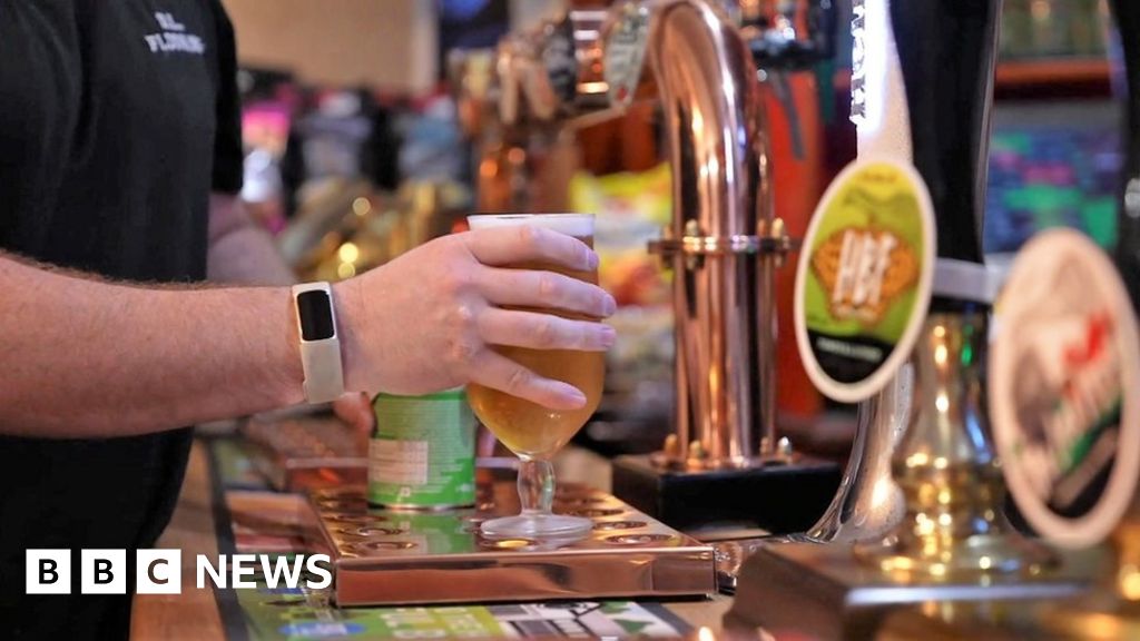 Pubs: Use it or lose it warning amid cost of living crisis - BBC News