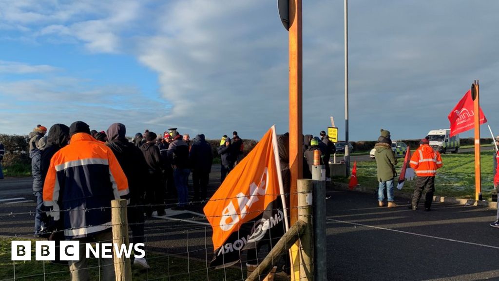 Pembrokeshire: Valero contractors strike over pay dispute - BBC News