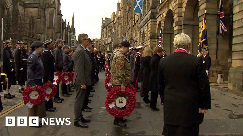 Sombre reflection as Scotland falls silent on Remembrance Sunday - BBC News