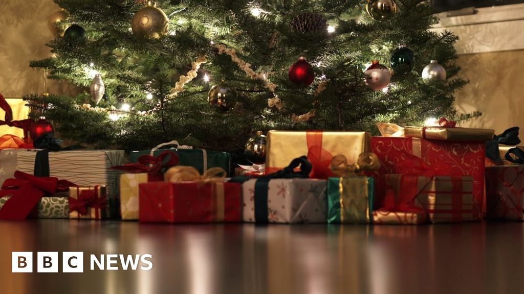 How the internet is reinventing the Christmas commercial - BBC News