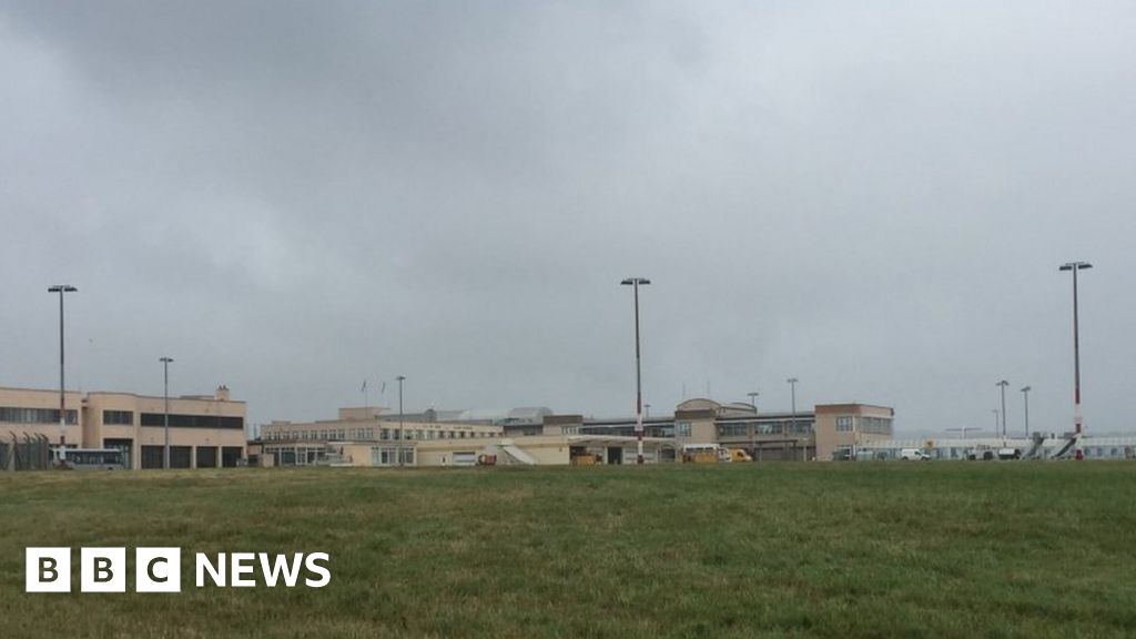 Isle of Man flights and ferry affected by thick fog - BBC News