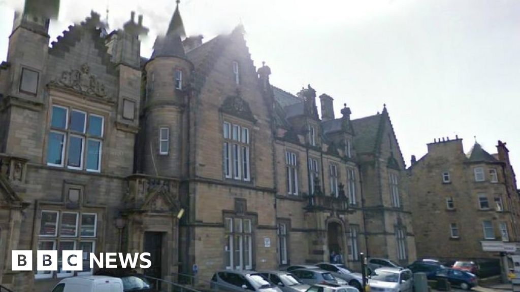 Man accused of being naked in Stirling University library - BBC News