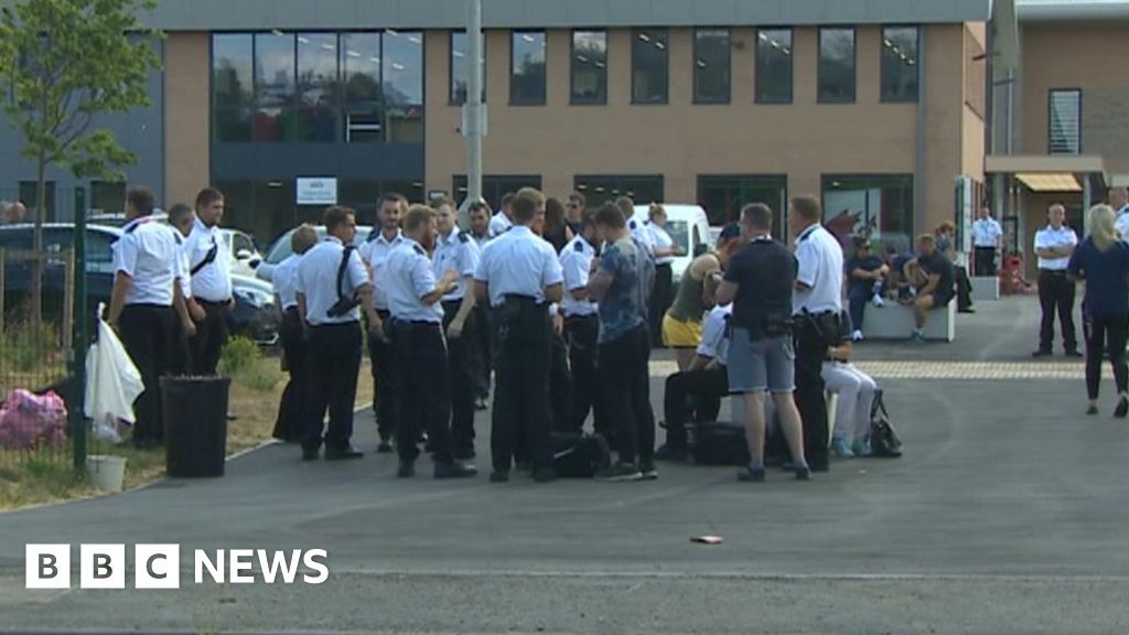 Officers 'pushed down stairs' at HMP Berwyn, Wrexham - BBC News