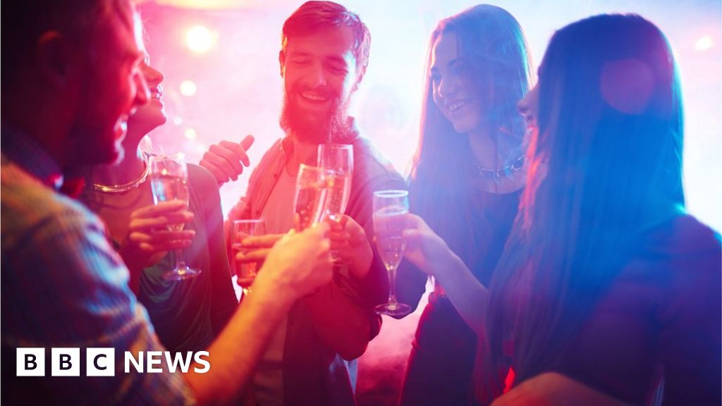 Covid-19: Nightclubs reopen in Republic of Ireland as rules ease