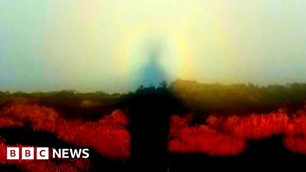 Eerie Brocken spectre spotted in Peak District - BBC News