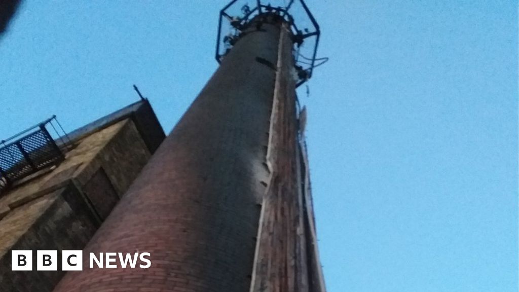 Huddersfield phone mast fire 'put residents at risk' - BBC News